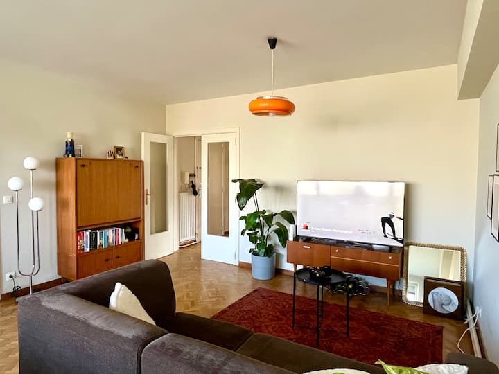 Waterfront Serenity: Spacious Stay Near Station - Gand