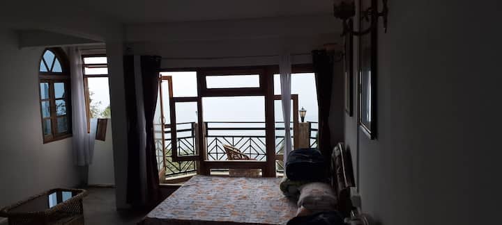 Matterhorn: Mountain Balcony + Breakfast@ Belmont - Darjeeling