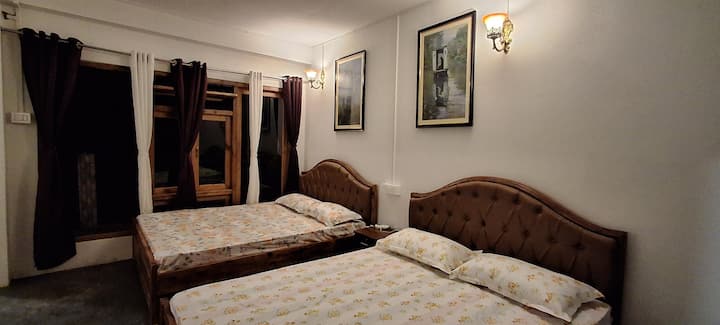 Matterhorn: Mountain View Room & Balcony @ Belmont - Darjeeling