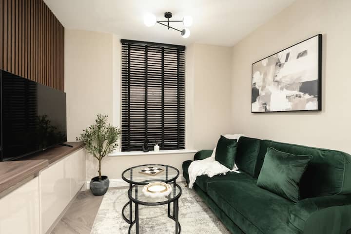 Brand-new Designer Studio | Steps To Princess St. - Edinburgh