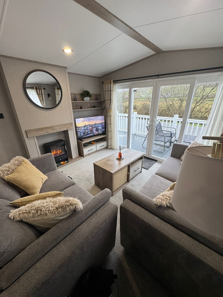 Stunning 2 Bedroom With Ensuite And Bath - Borth