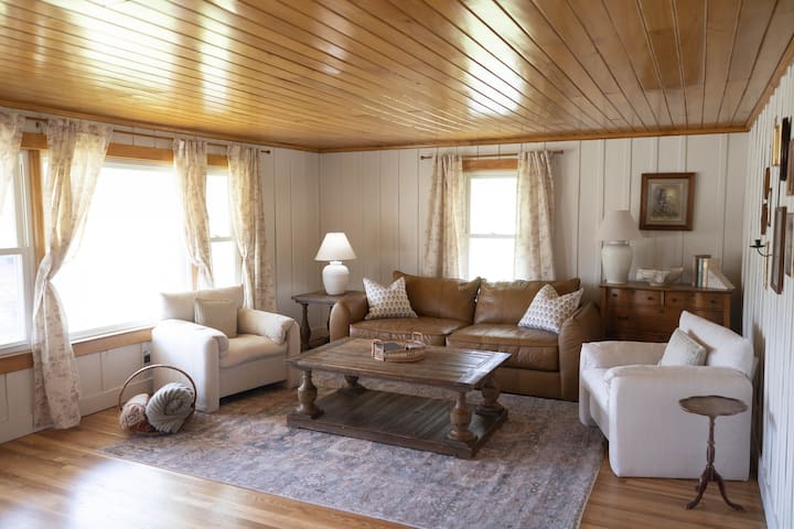 The Cozy Heirloom | Storybook 4br Cottage - Murray Hill, KY
