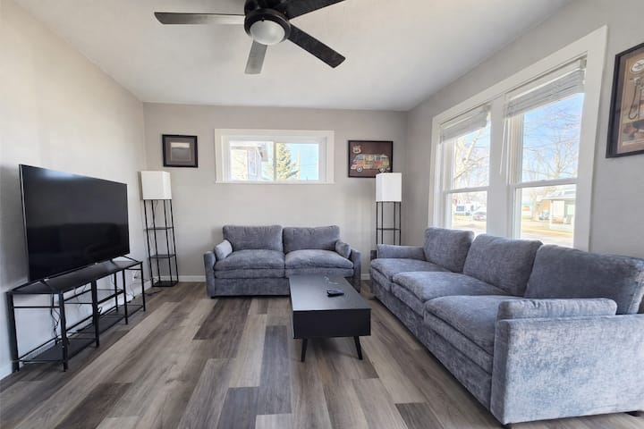 Oshkosh’s #1 | Sleeps 10 | Near Lake & Downtown - Oshkosh, WI