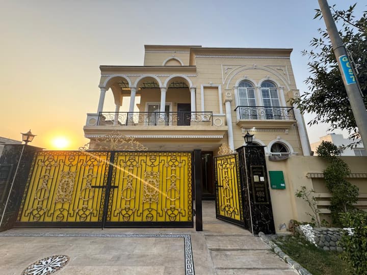 Bahria 6 Br Luxurious House - Lahore