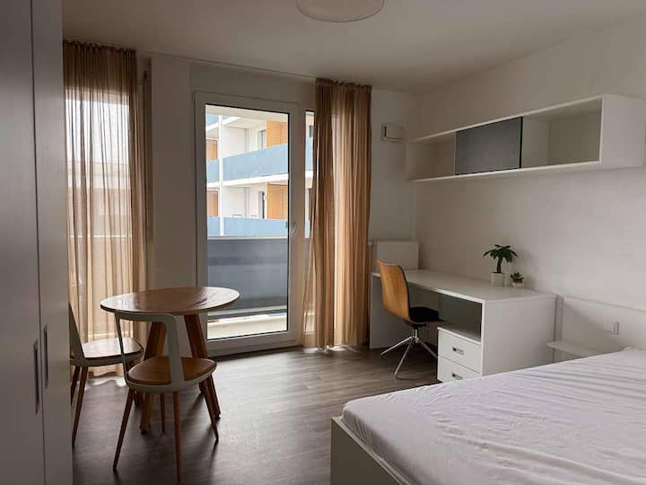 Modern Bright Studio W/ Balcony - 茵格斯達