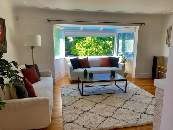 Furnished 3 Bedroom Home Steps To Beach - Victoria