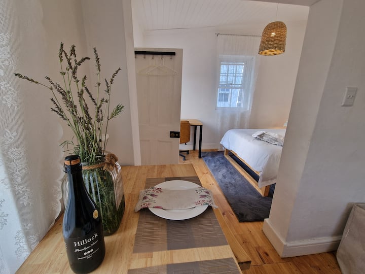 Karoocible Courtyard Studio: Work-friendly Stay - Ladismith