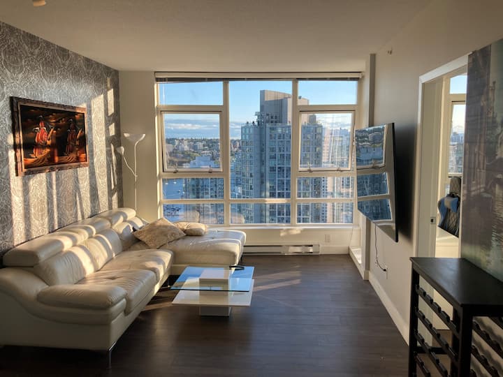 Trendy 2 Bedroom Sub-penthouse With A/c - Vancouver