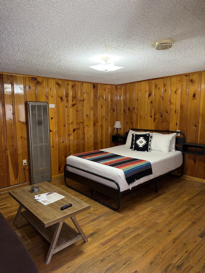 Room 5 At Bellamy's Haus - Red River, NM