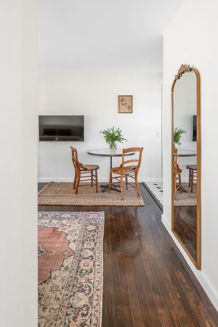30+ Day, New Downtown 1bdr, Free Parking, Pets Ok - Madison, WI