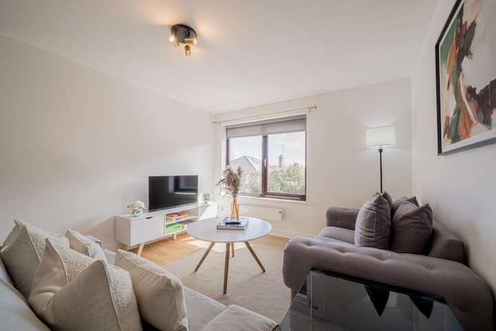 Spacious 2 Bed Apartment, Cobham Town Centre - Thames Ditton