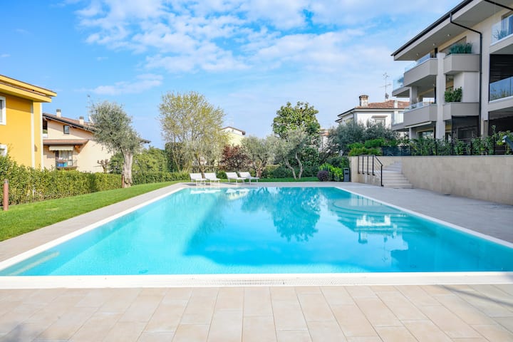 Garda Pearl Apartment - Pool Garage & Central Stay - Desenzano del Garda