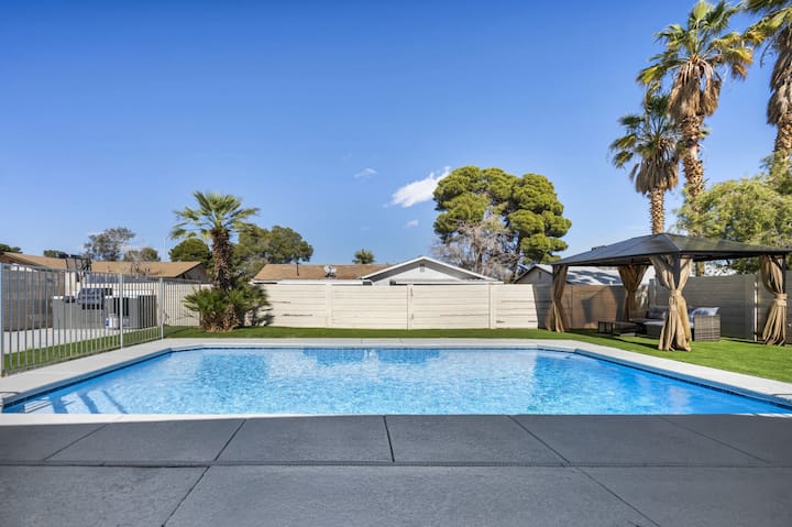 Vegas 5br Villa Near Strip | Pool, Tub & Games - Las Vegas, NV