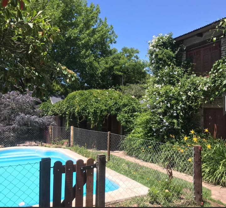 Confortable Casa De Huéspedes Con Verde Y Pileta - Azul