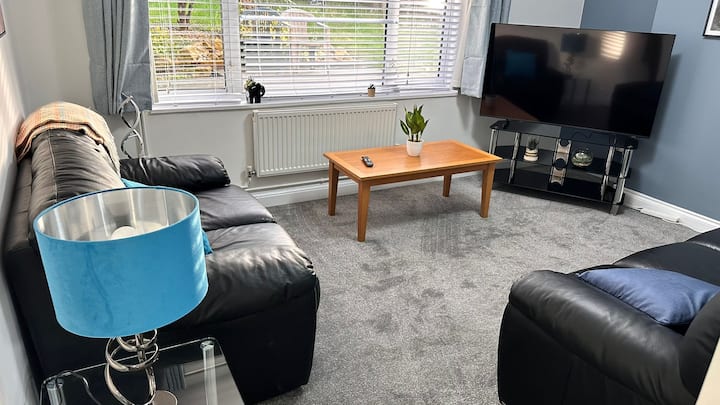 5 Double Bedrooms, Wi-fi, Van Parking, 6 Tv's. - Corby