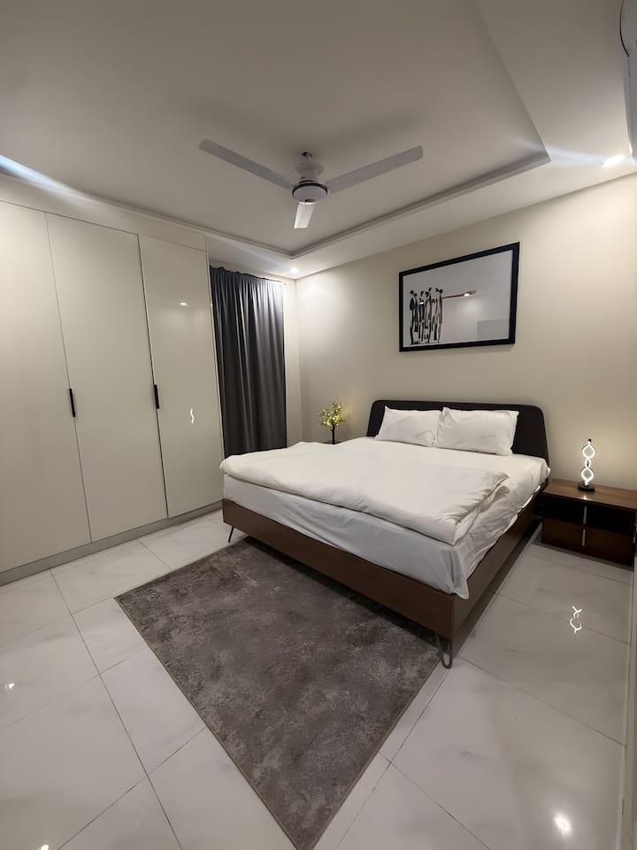 The Comfort Cove |Zameen Opal | 2bhk - ラホール