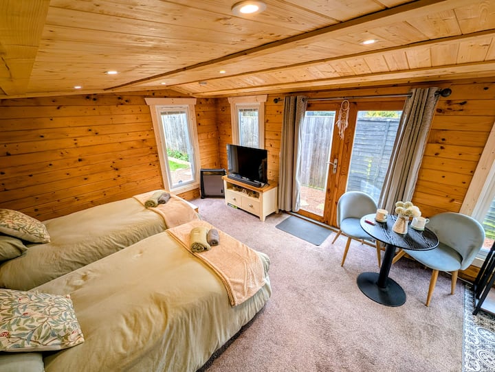 Garden Cabin | West Sussex
No Cleaning Fees - Arundel
