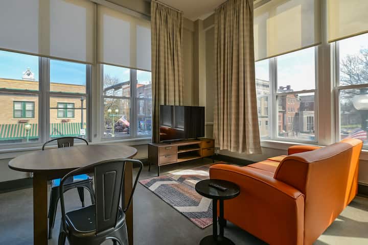The Lostro-corner Queen Studio - Full Kitchen - Athens, OH