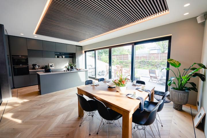 Stylish Family Home With Stunning Views - Iceland