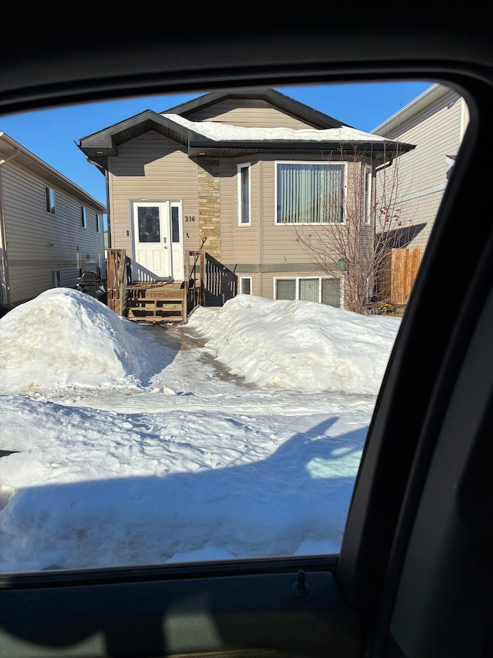 Home Away From Home, 3 Cozy Bdrs In Fort Mcmurray - Fort McMurray