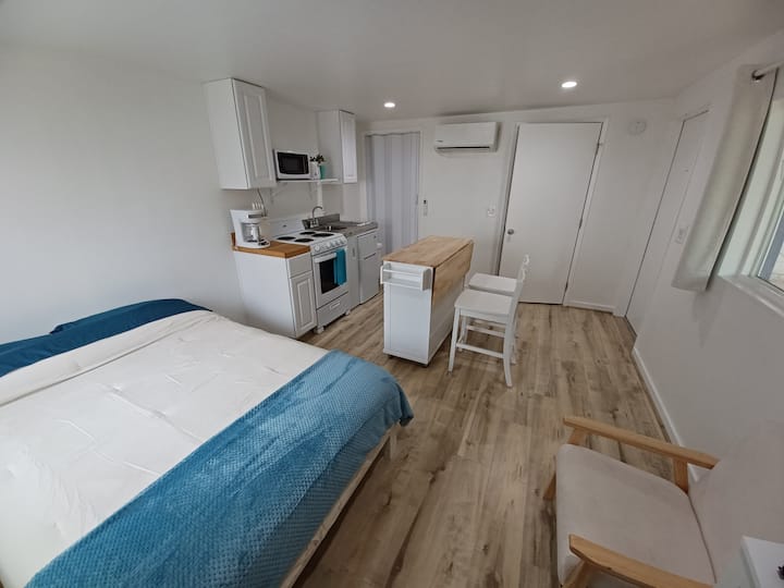 Charming Furnished Studio With Private Patio - Los Angeles, CA