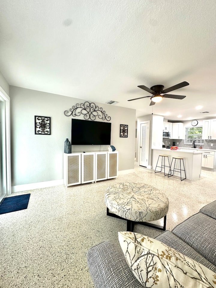 It's Always Breezy In Our Coastal Bungalow. - Lake Worth, FL