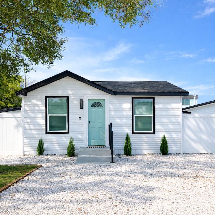 Modern Retreat • 7 Min To Downtown St. Petersburg - St. Petersburg, FL