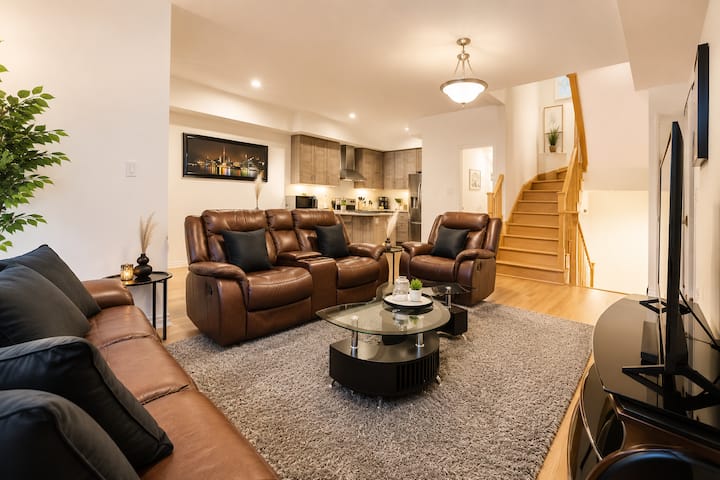 Elegant Home Near Toronto | 2br + Den | Sleeps 6 - Vaughan