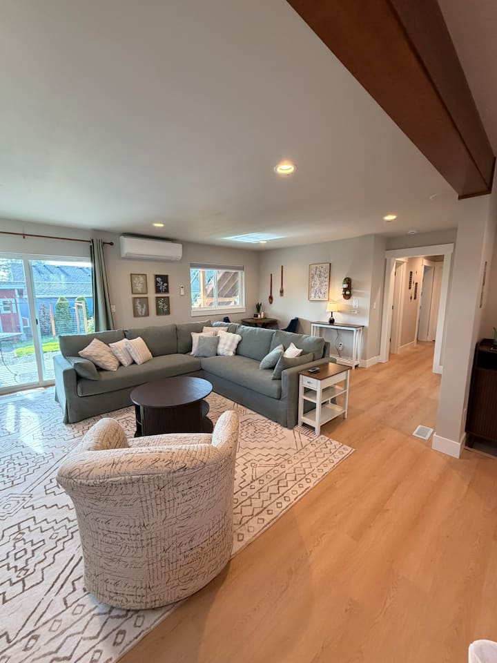 Camano Island Gem • King Bed • Sleeps 6 - Whidbey Island, WA