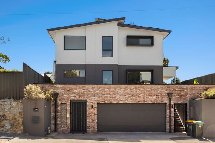 Executive Residence With Pool - Newcastle