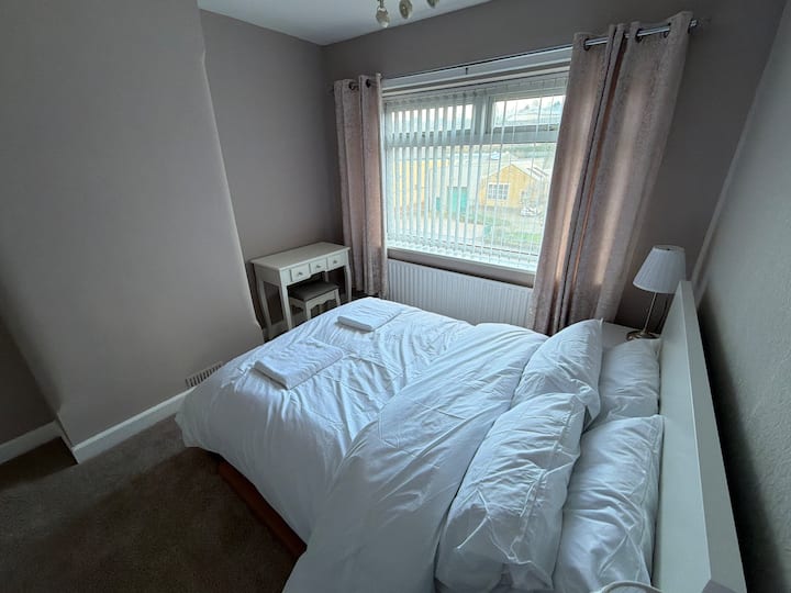 2 Bed House - Brighouse Close To Mcdonalds And B&m - Huddersfield