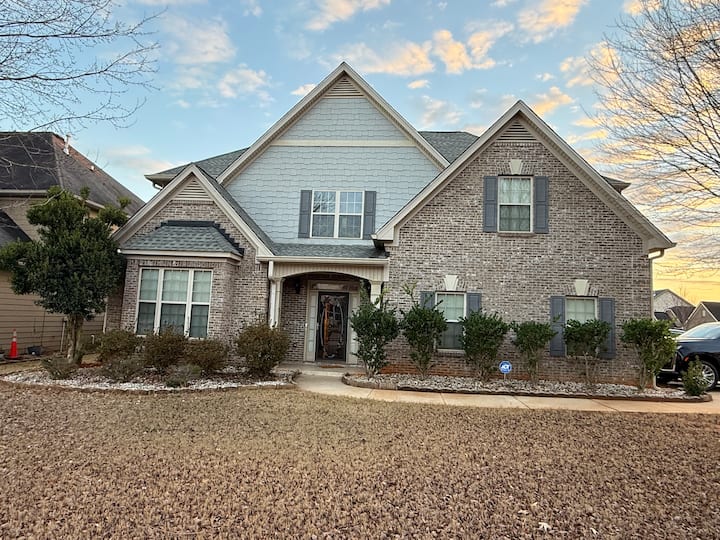 Spacious 5 Bedroom 3.5 Bathroom Getaway. - McDonough, GA