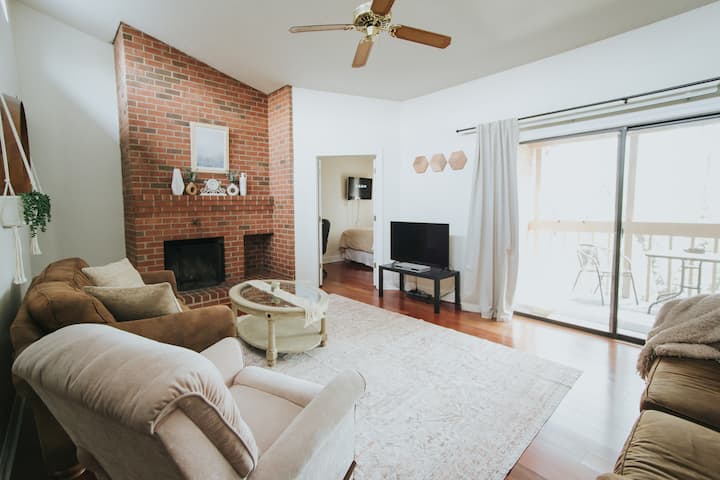 Vaulted Ceilings, Private Balcony, Near Everything - Charlottesville, VA