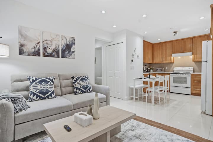 Central & Roomy Vancouver 2br W Laundry + Parking - 