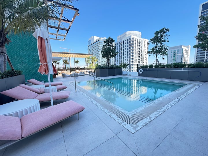 Modern 2br/2ba Apt In Downtown Miami | Sleeps 6 - Miami, FL