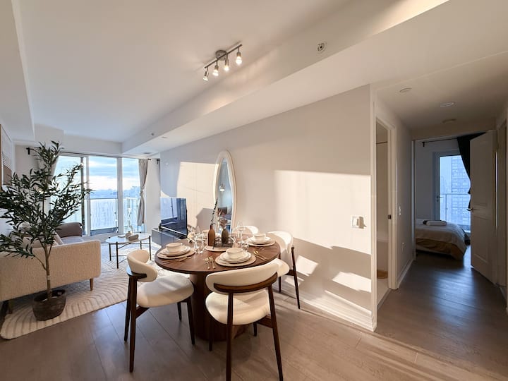 Skyline Signature – Designed Downtown 3br Condo - Toronto, ON