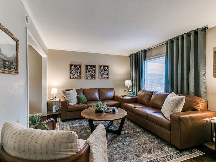 Moody Luxe Heller Park Stay | Tulsa Expo 5mi - Tulsa, OK