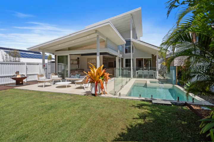 Daybreak Shores- Beachfront Home - Cabarita Beach