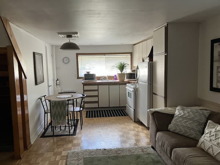 Beau Petit Bachelor Très Lumineux Et Chaleureux ! - Place Bell