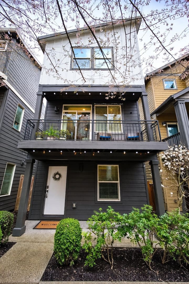 Modern 3-story Gem | Across From Nike | 1gb Wi-fi - Portland, OR