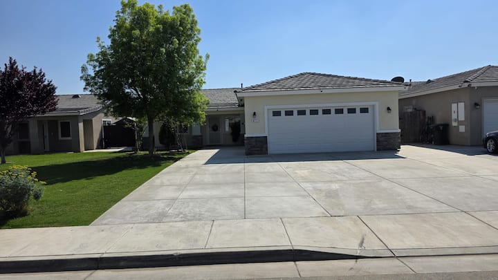 Elegant 4br Home - Spacious, Stylish & Relaxing - Bakersfield, CA
