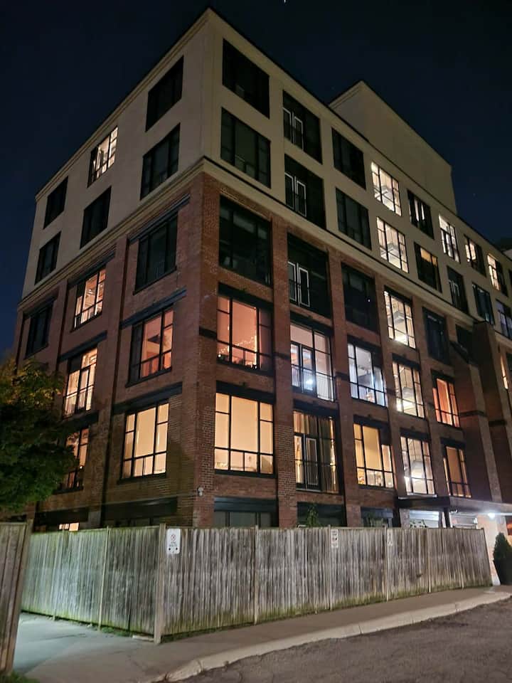 Mansion St Loft With 12ft Ceilings And Bay Window - Waterloo, ON, Canada