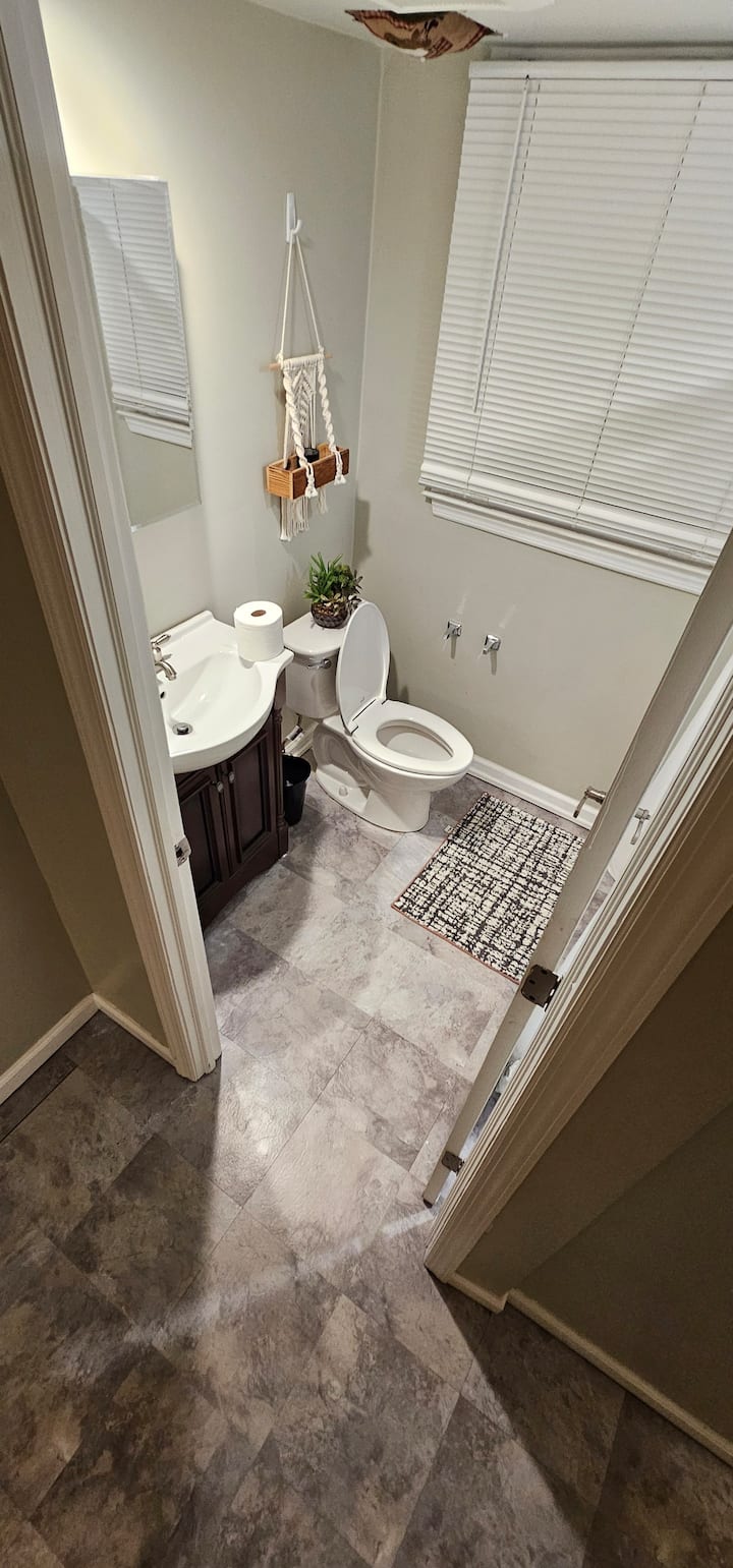 Private Entry Basement Unit W. Full Bathroom - Philadelphia, PA