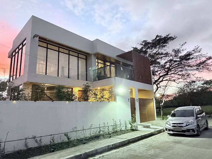 Tropical Industrial Pool House With Mountain Views - Tanay