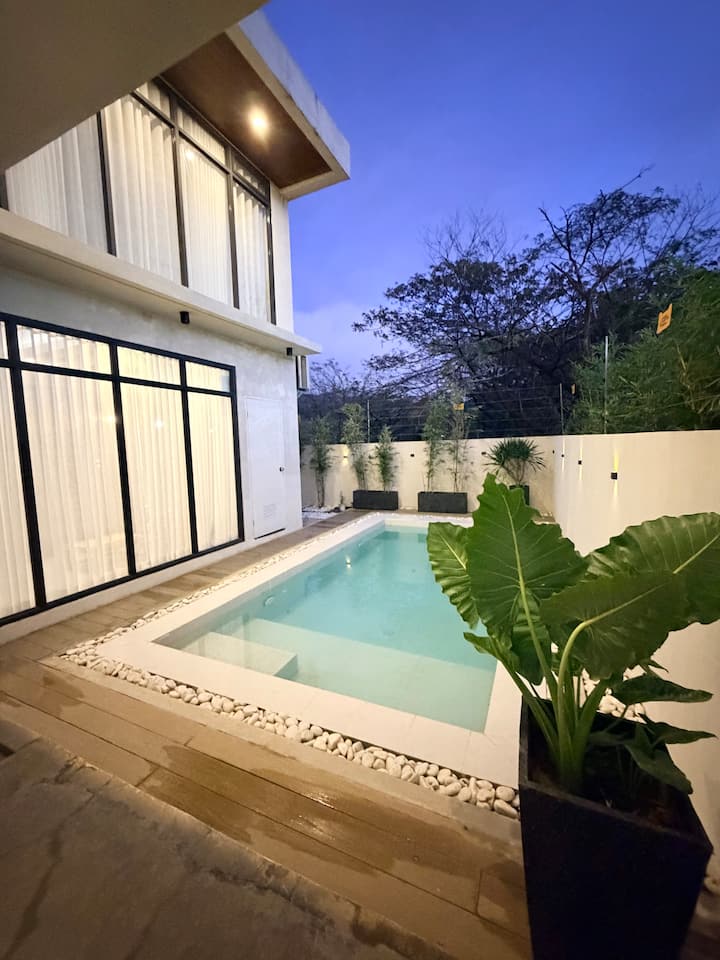 Tropical Industrial Pool House With Mountain Views - Tanay