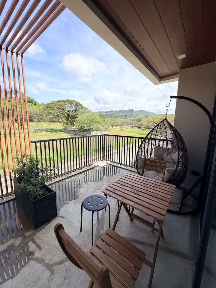 Tropical Industrial Pool House With Mountain Views - Tanay