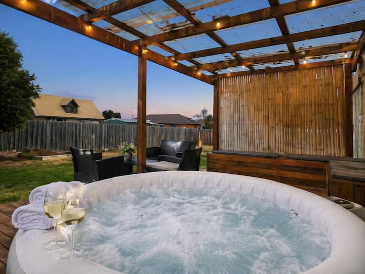 Family Spa Stay With Backyard Near Hobart - Hobart
