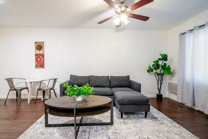 Relaxing 1 Bed Apartment Near Beverly Hills - Beverly Hills, CA