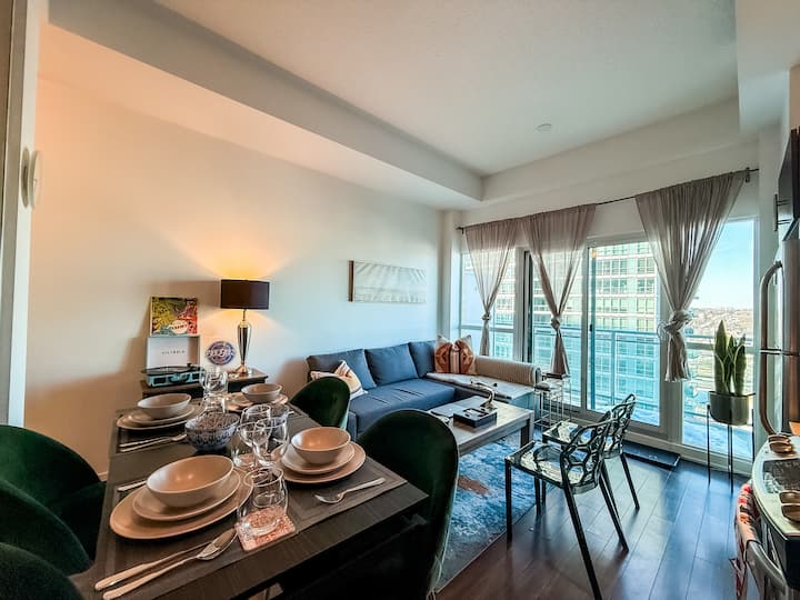 Skyline Club Suite | 1br+sofa Bed, Pool & Parking - Toronto, ON