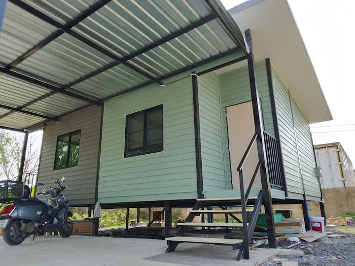 บ้านแฝดหลังสีเขียวสร้างใหม่ จอดรถหน้าบ้านได้เลย - Lat Krabang